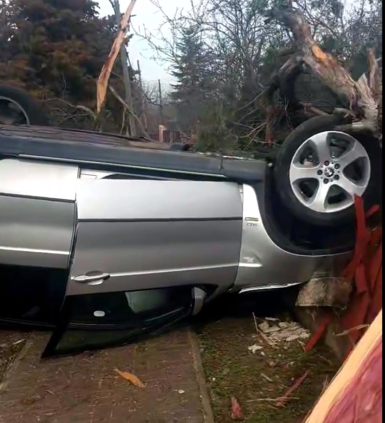 Un bătrân din Botoroaga s-a trezit cu o mașină peste el în curte/VIDEO ...