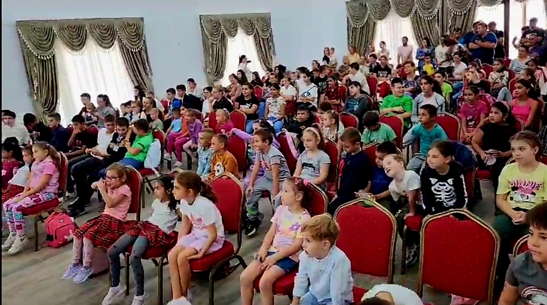 Teatrul Hyperion în vizita la Dracea! Căminul Cultural s-a umplut cu ...