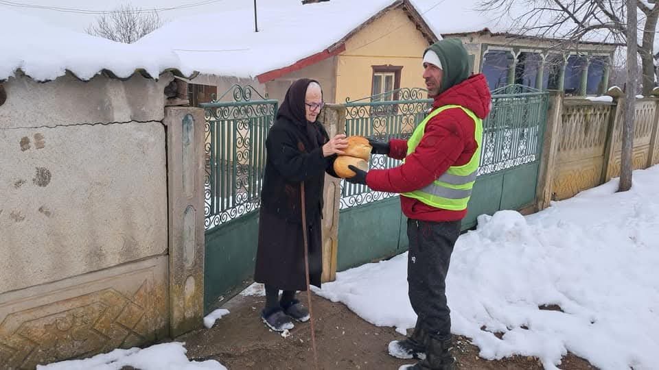 Pâine caldă pentru toți bătrânii din comună! Dracea, comuna din ...