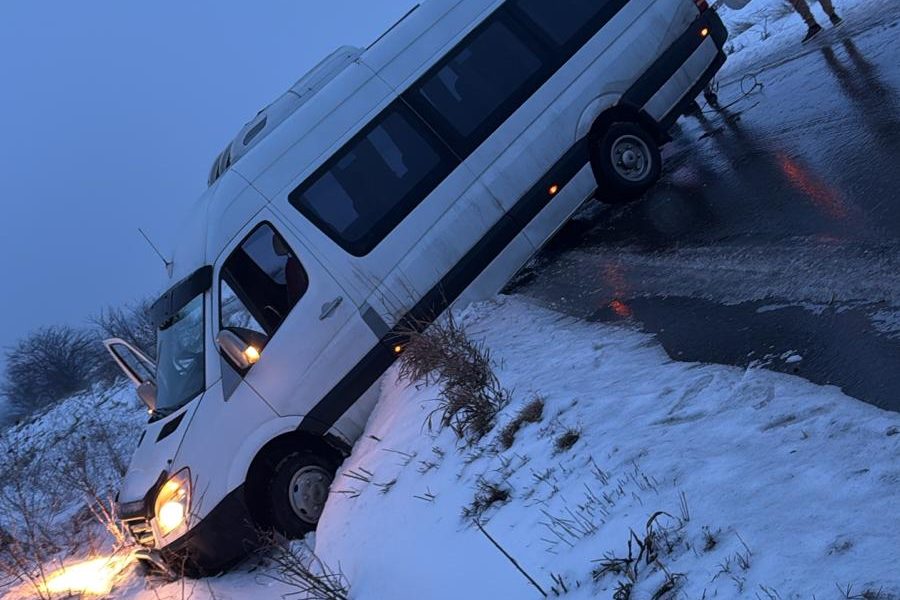 Microbuz care transportă navetiști, inclusiv elevi de liceu, derapat în ...